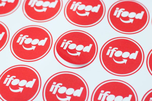 Adesivos personalizados IFood: como chegamos com sucesso à cor ideal